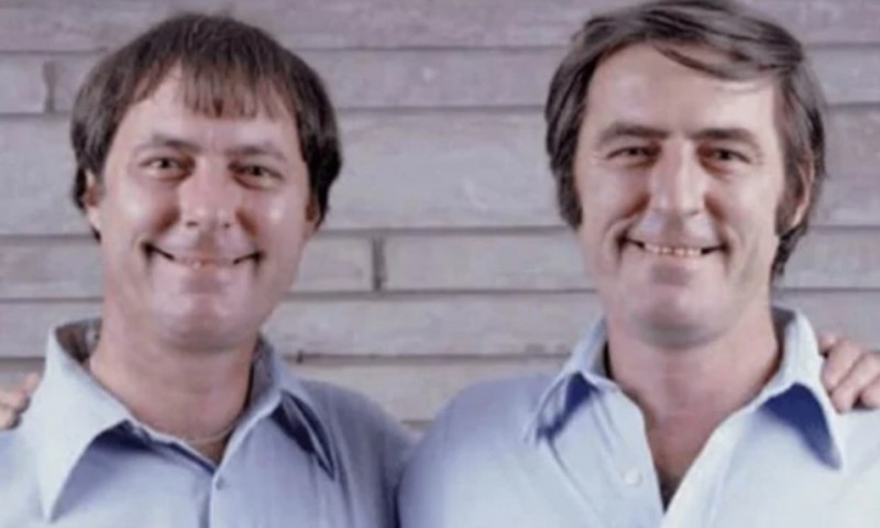 La historia de dos gemelos separados al nacer, cuyas vidas han sido casi idénticas - CABROWORLD